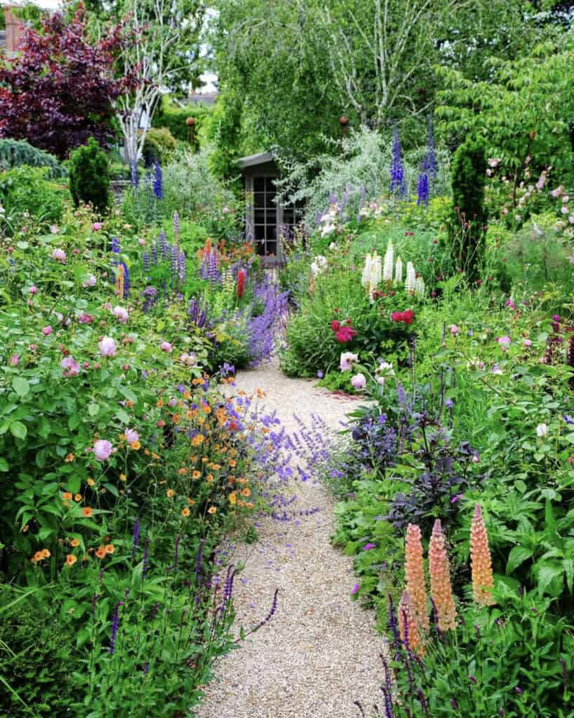 33 Creative Garden Edging Ideas To Maximize Your Small Yard