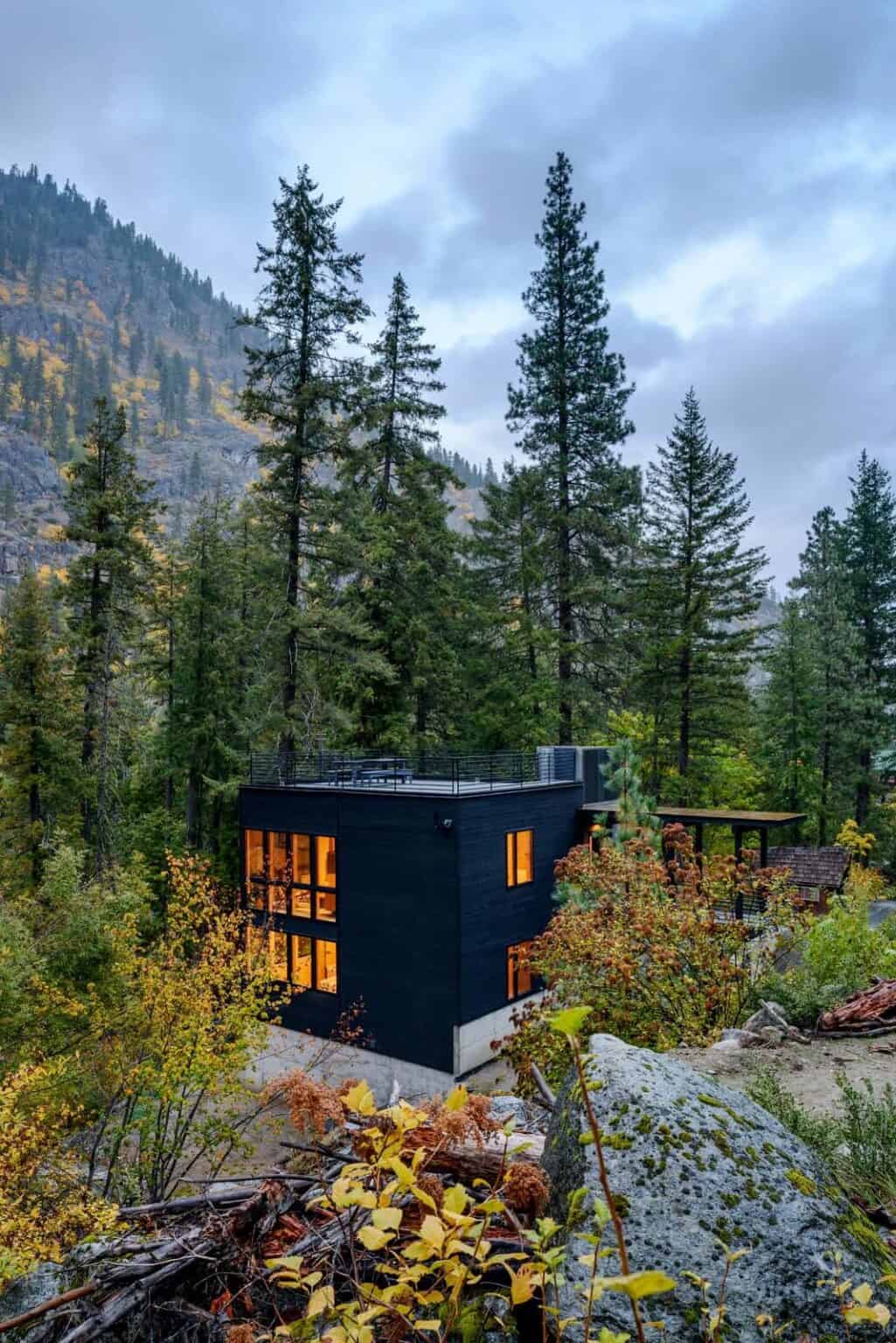 See this compact cabin perched in the breathtaking Cascade Mountains