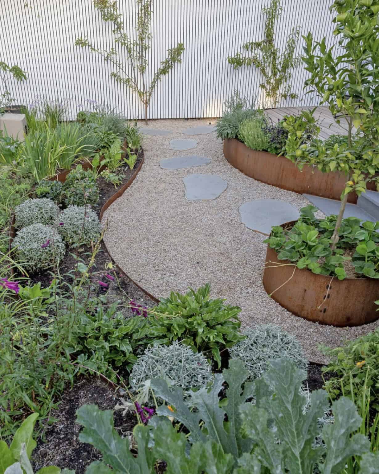 40 Dreamy Small Garden Bed Ideas to Inspire Your Outdoor Makeover