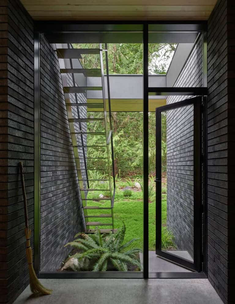 A Washington house designed to celebrate its peaceful woodsy setting