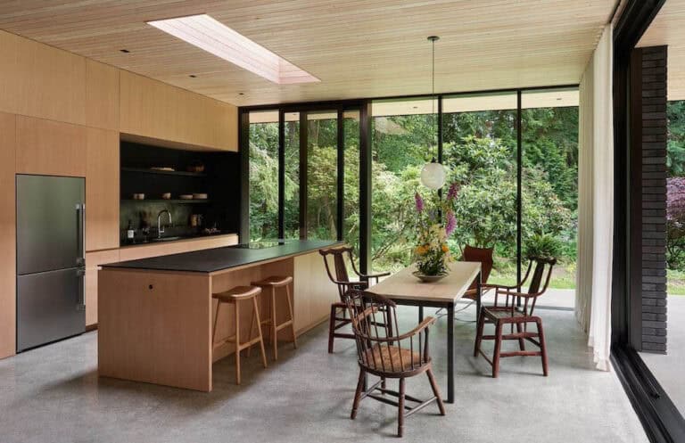 A Washington house designed to celebrate its peaceful woodsy setting