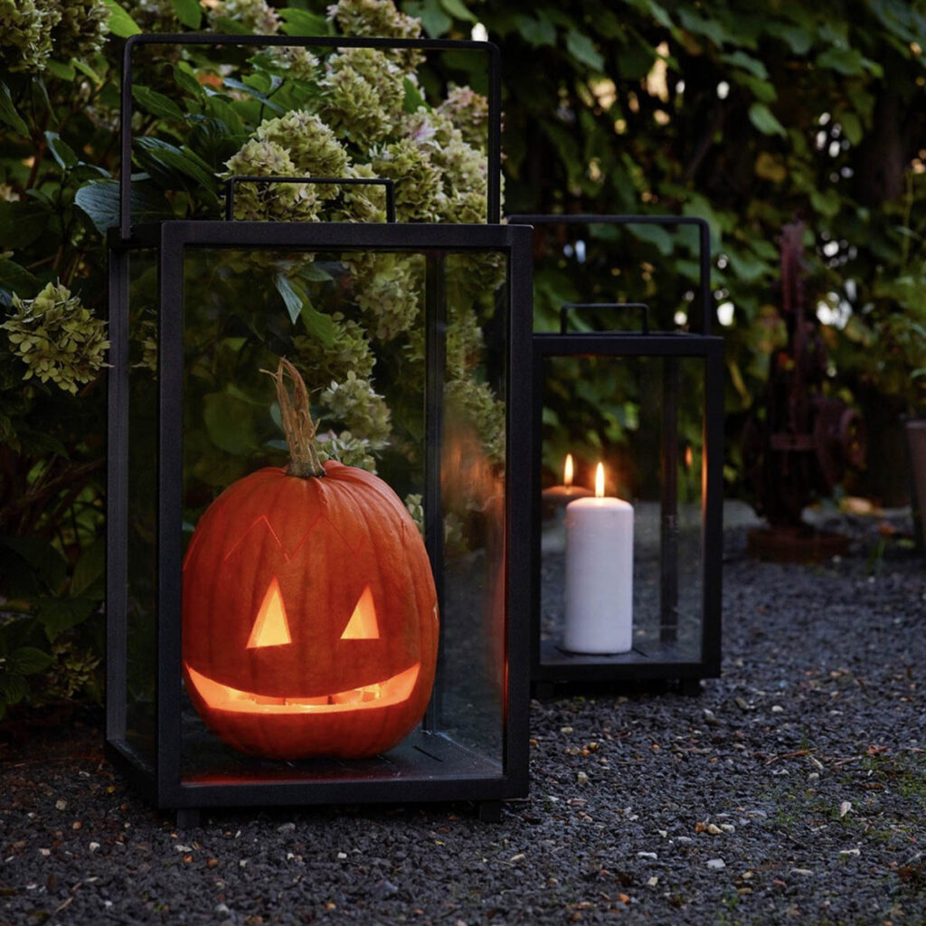 33 Cozy Fall Lantern Decor Ideas To Instantly Warm Up Your Home