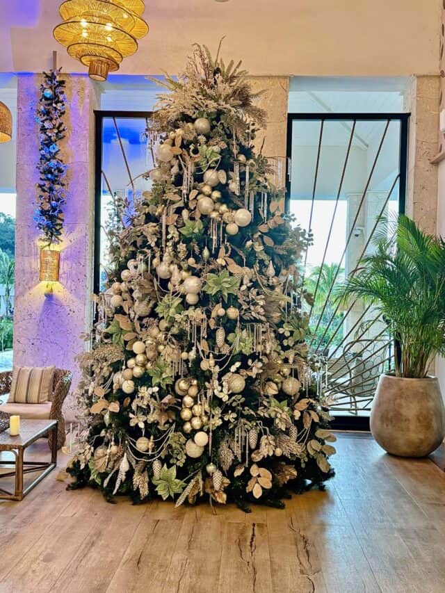 21 Elegant Christmas Tree Decorating Ideas You’ll Want to Try This Year