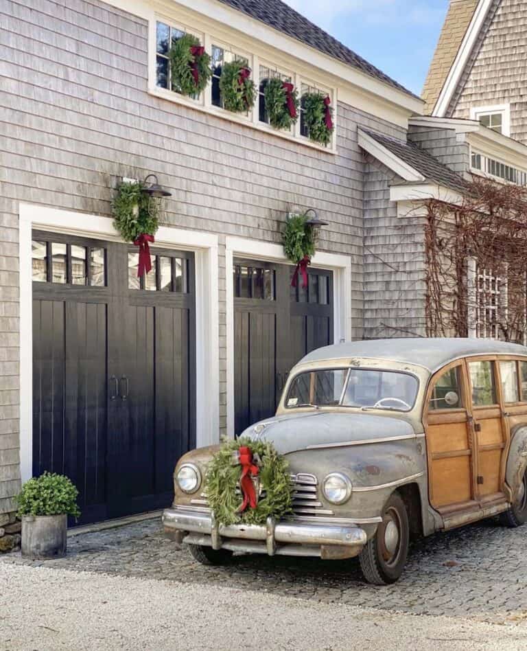 Happy Ho-Ho Holidays: 80 Christmas Decorating Ideas to Deck the Halls