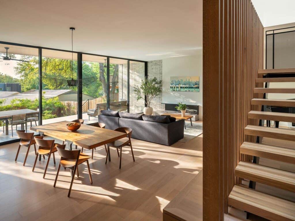 Step into a luminous Austin home that beautifully embraces its urban ...
